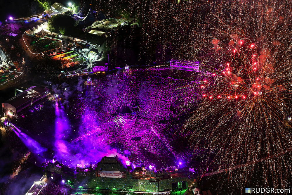20 preview photos of the volcanic TomorrowWorld 2014 main stage ...
